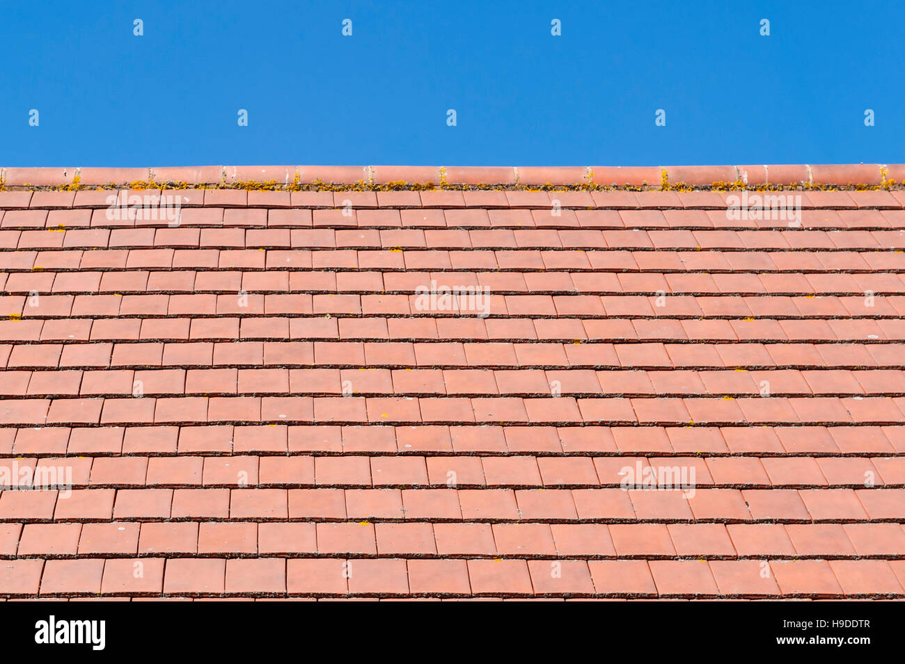 Red rectangular roof tiles on a house in the Uk Stock Photo - Alamy