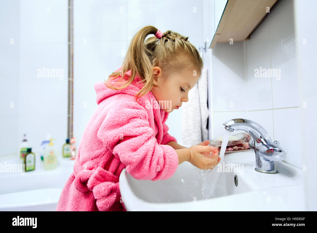 Little girl washing hands Stock Photo - Alamy