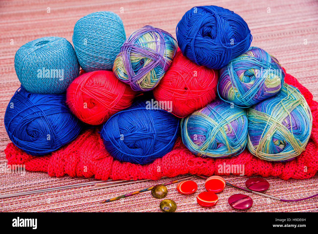 Multi colored wool hi-res stock photography and images - Alamy