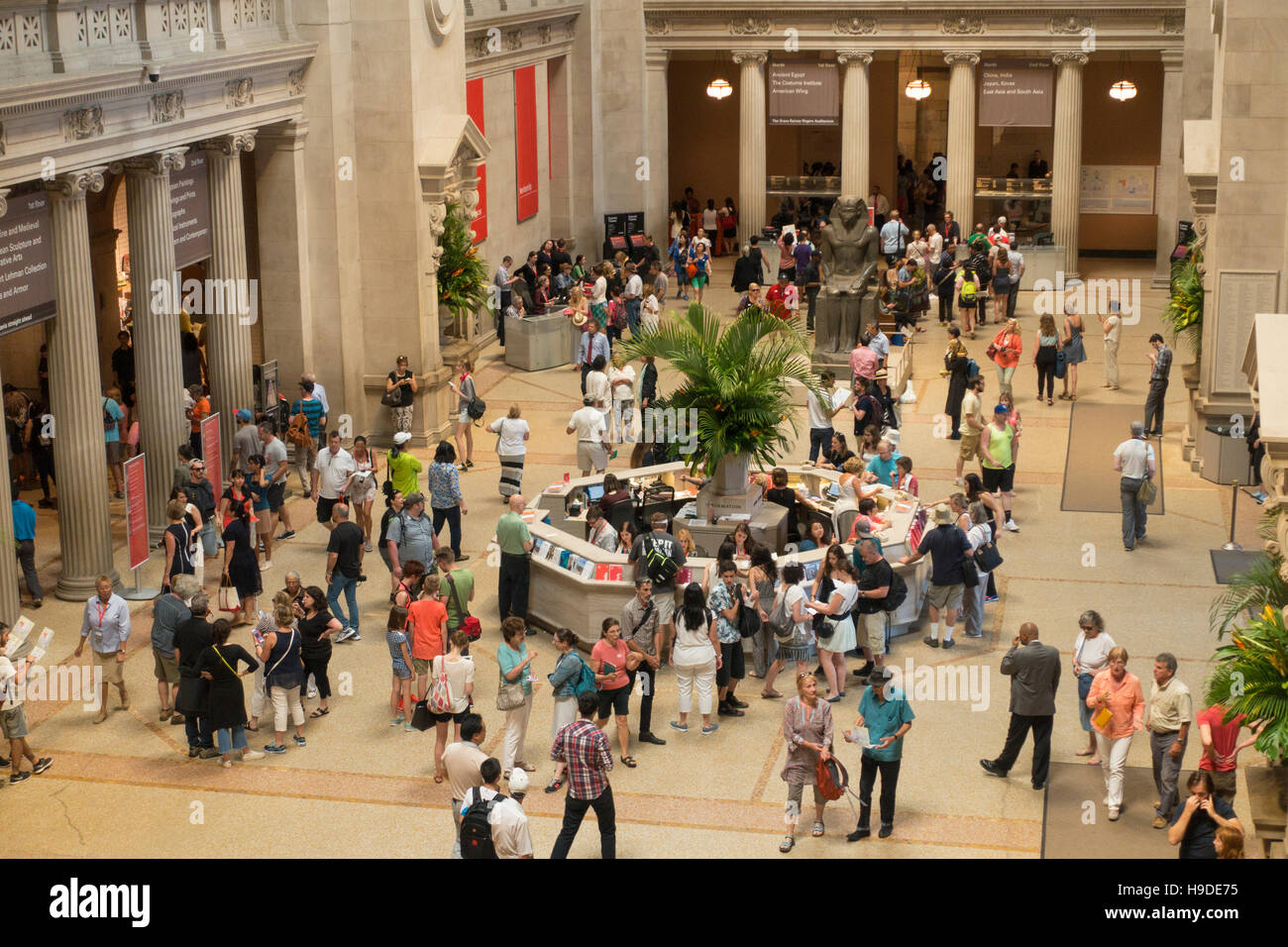 Metropolitan museum new york lobby hi-res stock photography and images ...