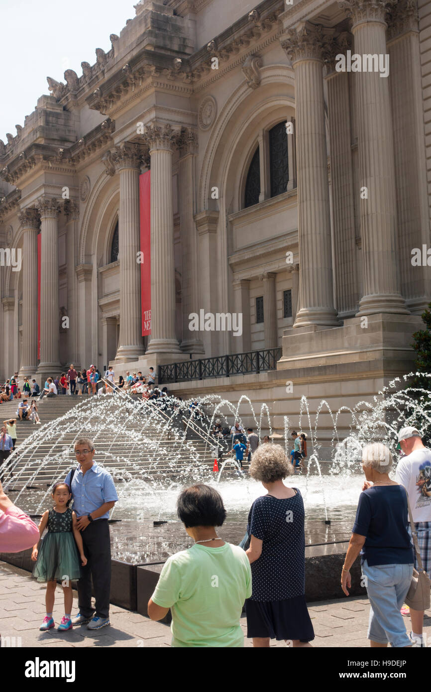 Front entrance metropolitan museum art hi-res stock photography and ...
