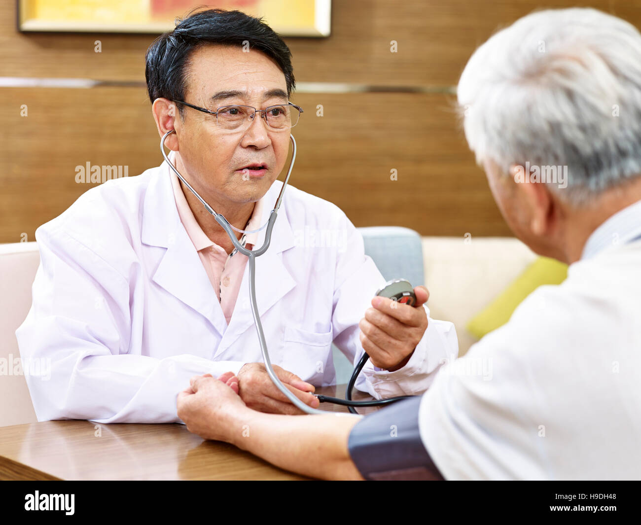 Doctor using sphygmomanometer hi-res stock photography and images - Alamy