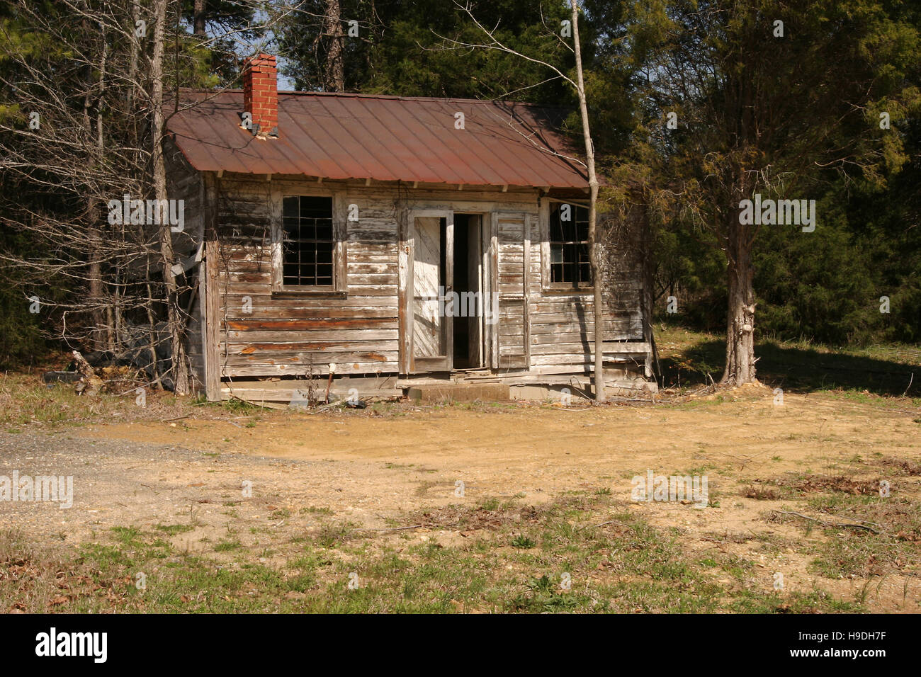 Old tin shack hi-res stock photography and images - Alamy