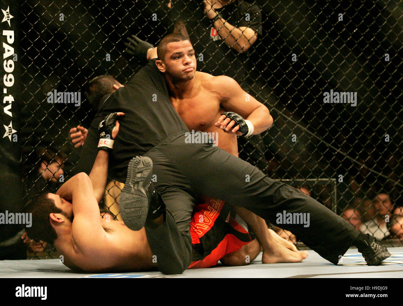 Ultimate fighting championship referee hi-res stock photography and ...