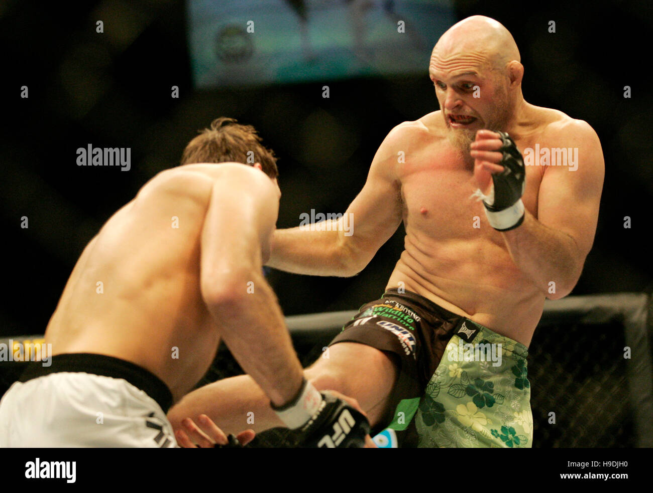 Keith Jardine, right, fights Forrest Griffin at the Ultimate Fighting ...