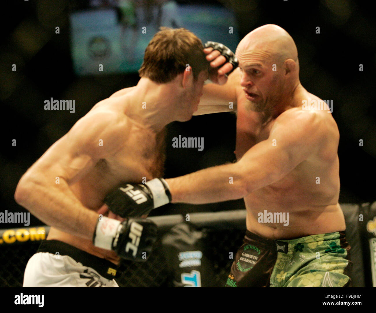 Keith Jardine, right, fights Forrest Griffin at the Ultimate Fighting ...