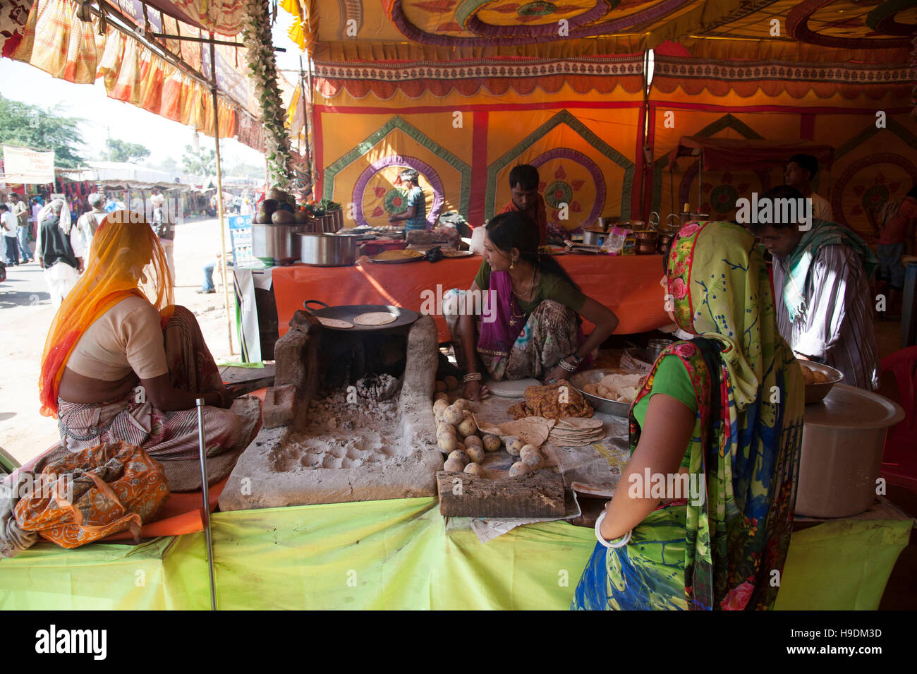 Women preparing Traditional Rajasthani food dal-bati roti chpati in ...