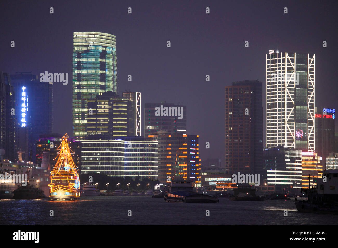 China shanghai huangpu river hi-res stock photography and images - Alamy