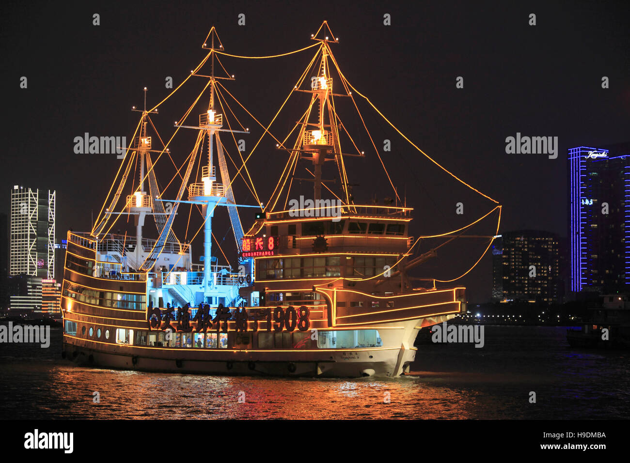 Ship at river hi-res stock photography and images - Alamy