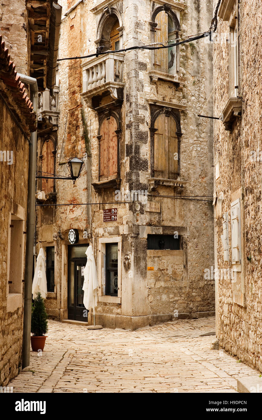Alleyway corner hi-res stock photography and images - Alamy