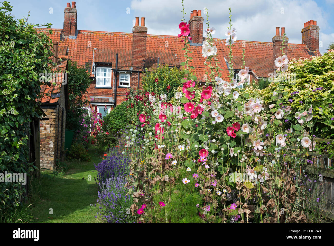 Red brick terraced cottage hi-res stock photography and images - Alamy