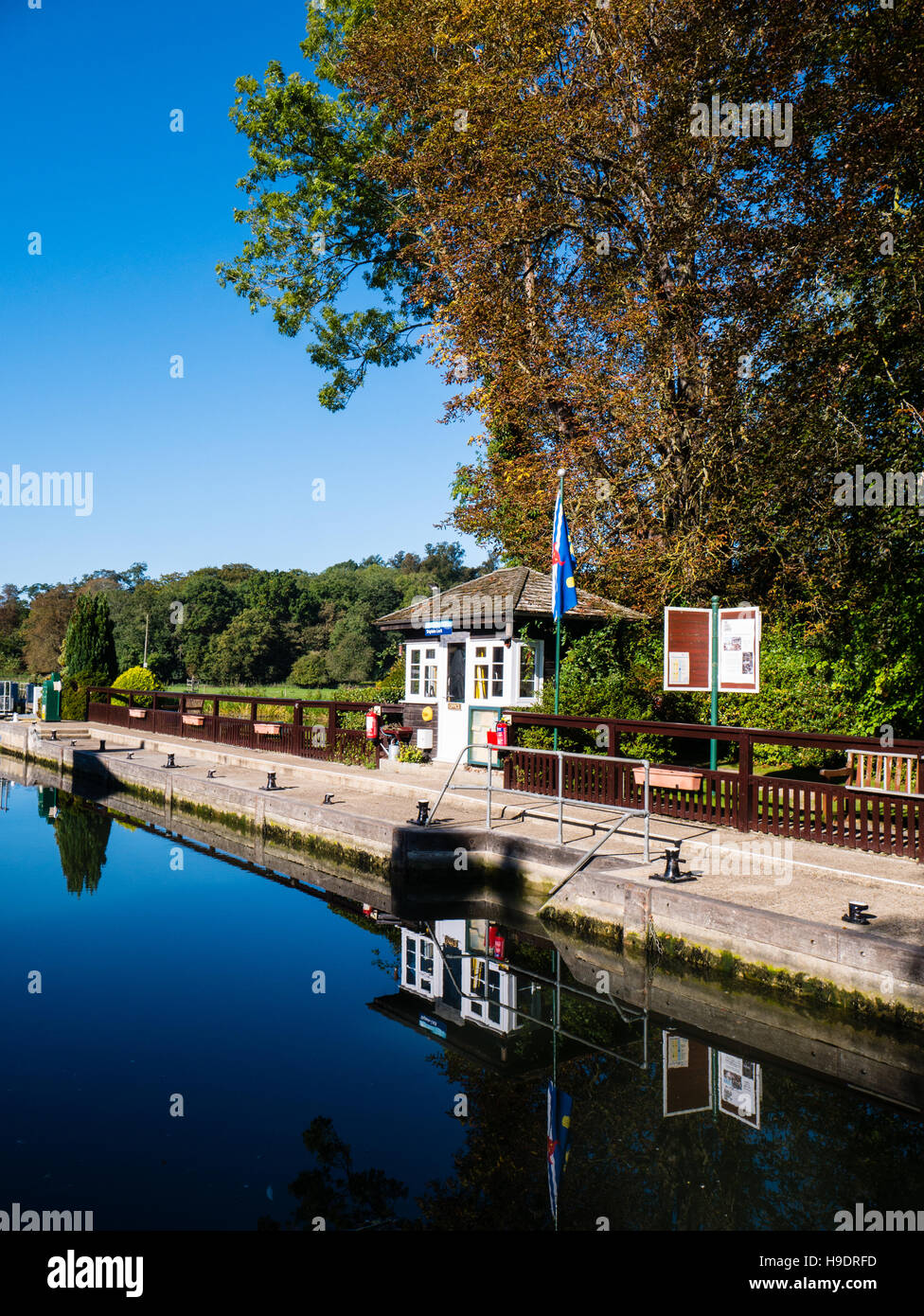 Shiplake lock hi-res stock photography and images - Alamy