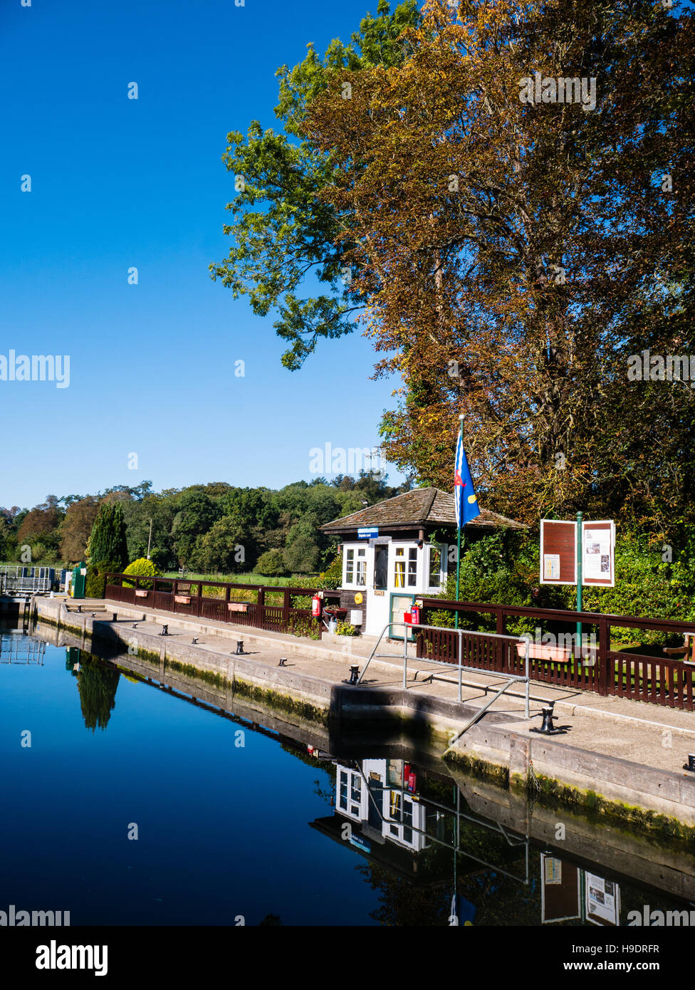 Shiplake lock hi-res stock photography and images - Alamy