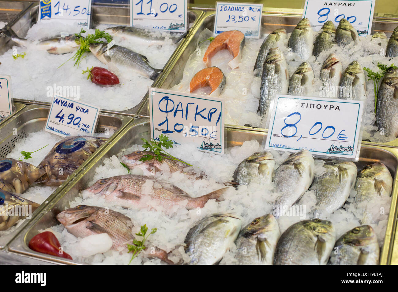 Arrangement fish on market stall hi-res stock photography and images ...