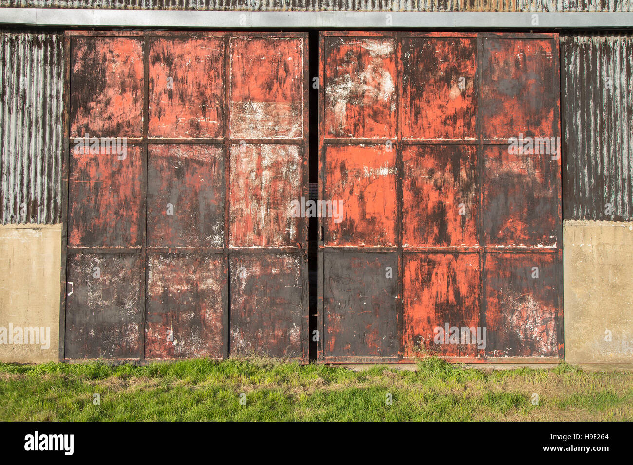 Old metal doors hi-res stock photography and images - Alamy