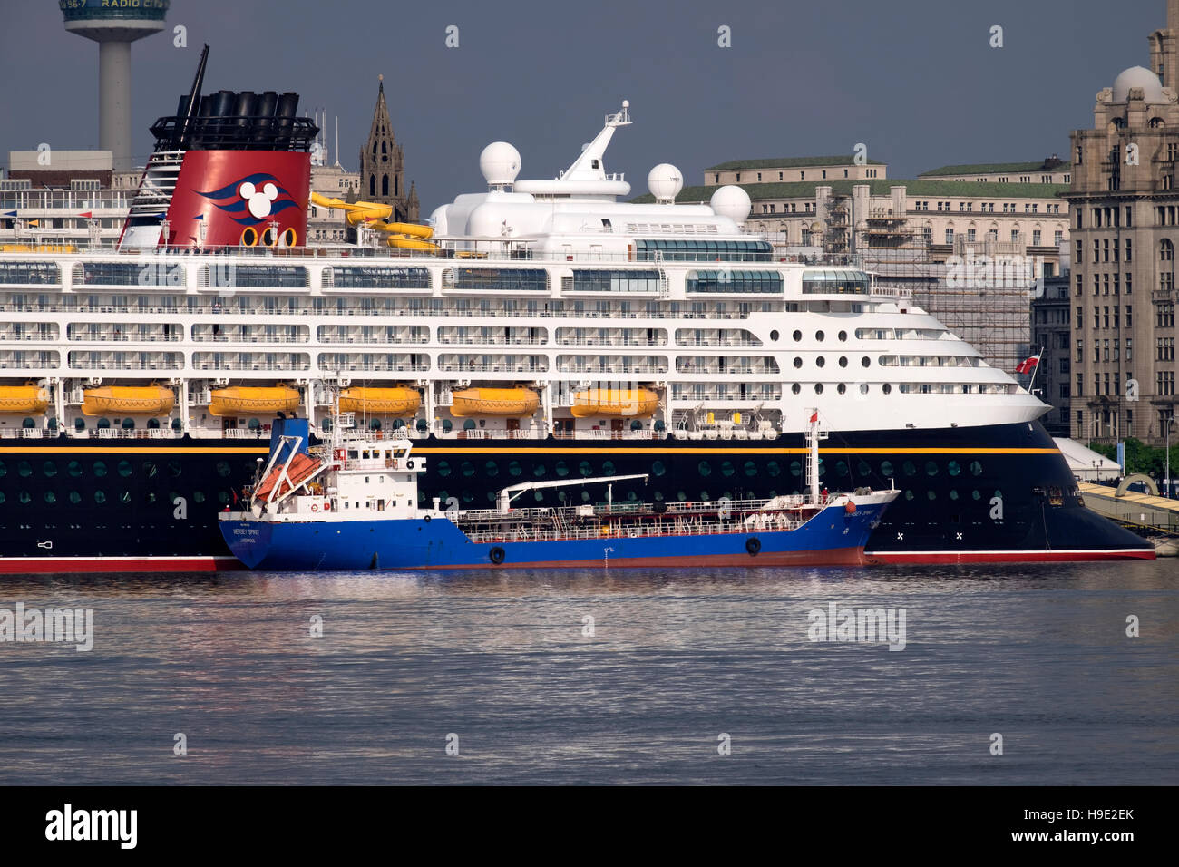 Cargo ship river mersey hi-res stock photography and images - Alamy