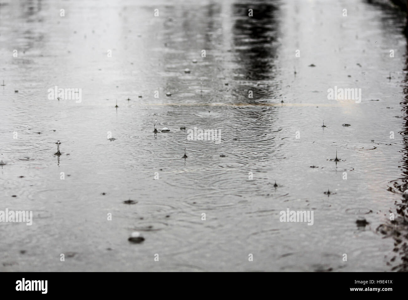Rain asphalt hi-res stock photography and images - Alamy