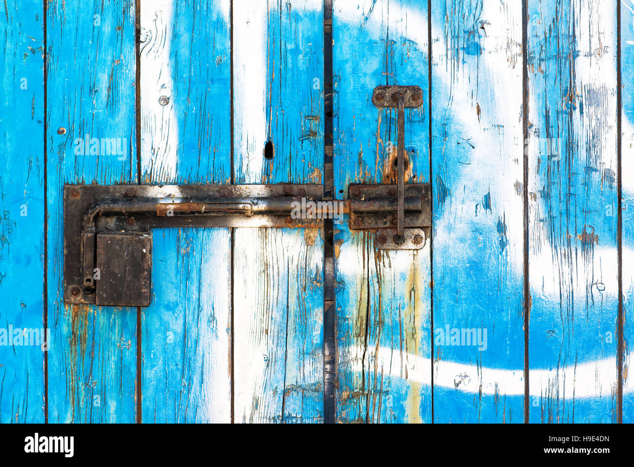 Rusty metal lock on rustic blue painted wooden door Stock Photo - Alamy