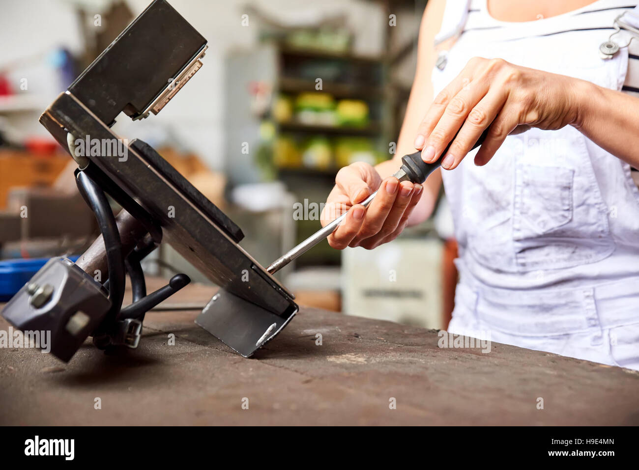 Woman builder using screwdriver close hi-res stock photography and ...