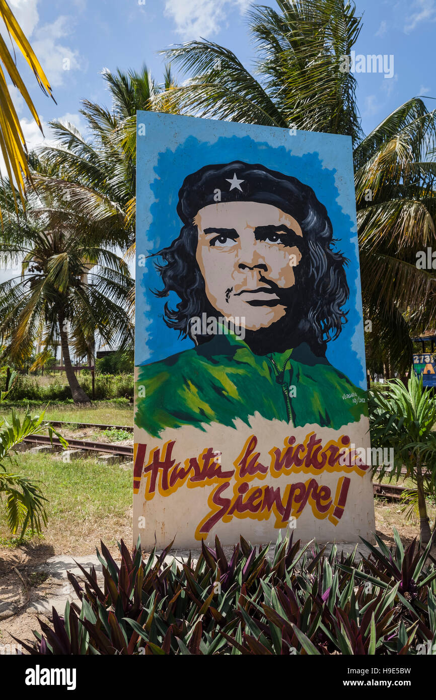Sign with an image of Che Guevara and a slogan from the Cuban ...