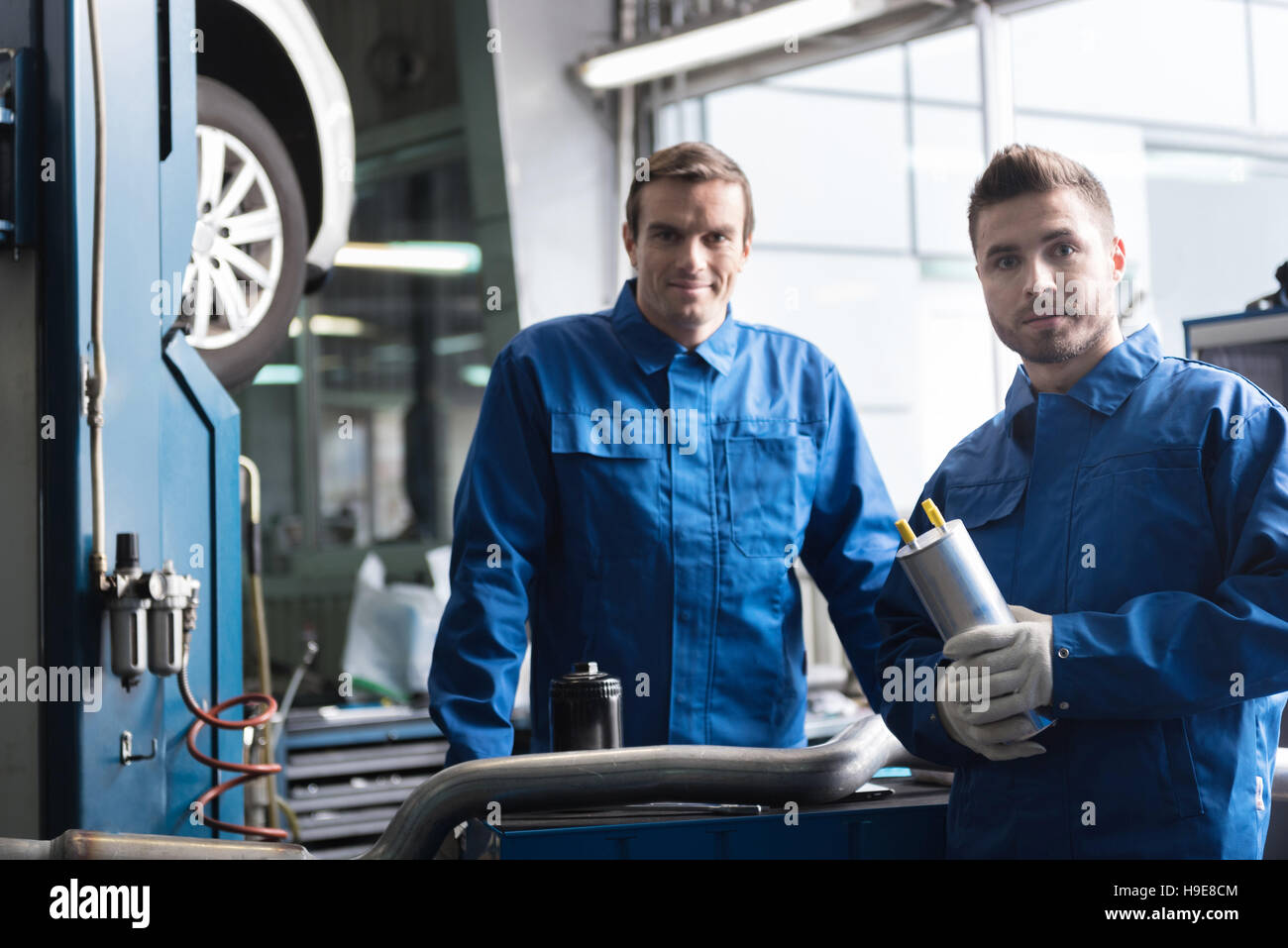 Professional mechanics hi-res stock photography and images - Alamy