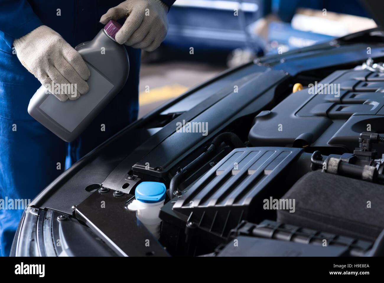 Professional mechanic changing oil Stock Photo - Alamy