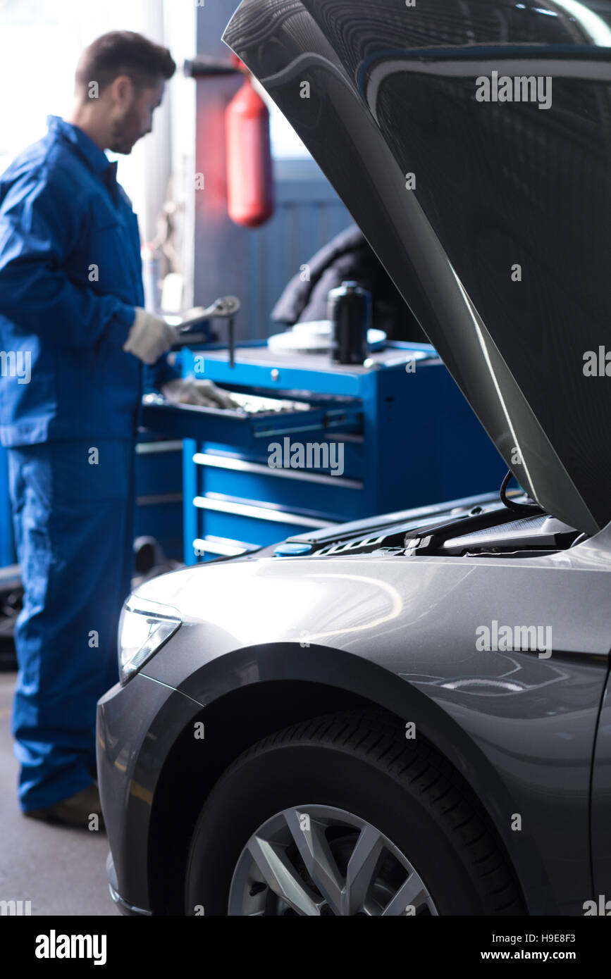 Professional mechanic working in service center Stock Photo - Alamy