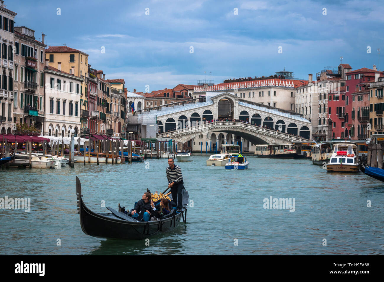 Venice canal gondola gondolier hi-res stock photography and images - Alamy
