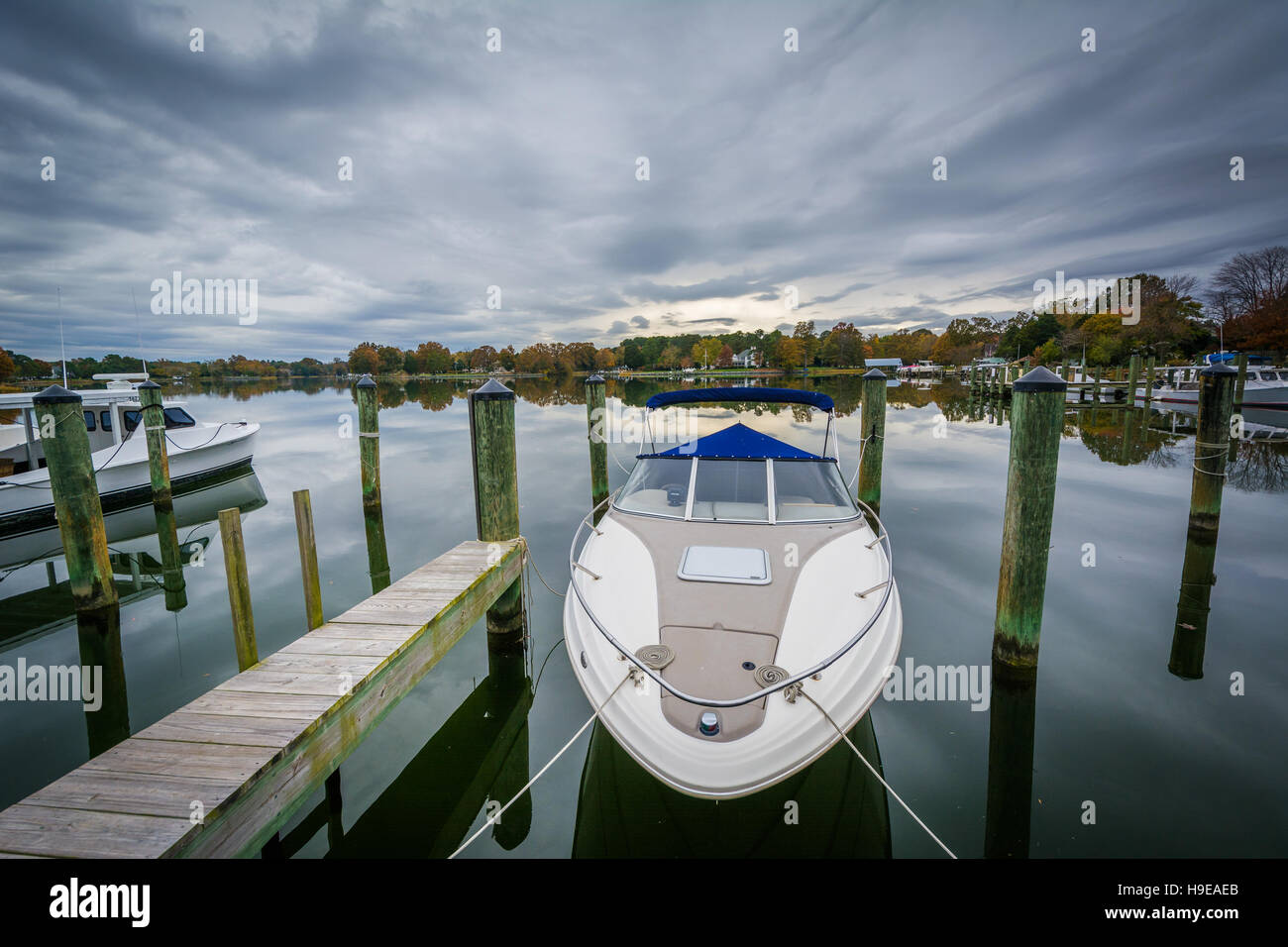 Docks and boats at Oak Creek Landing, in Newcomb, near St. Michaels ...