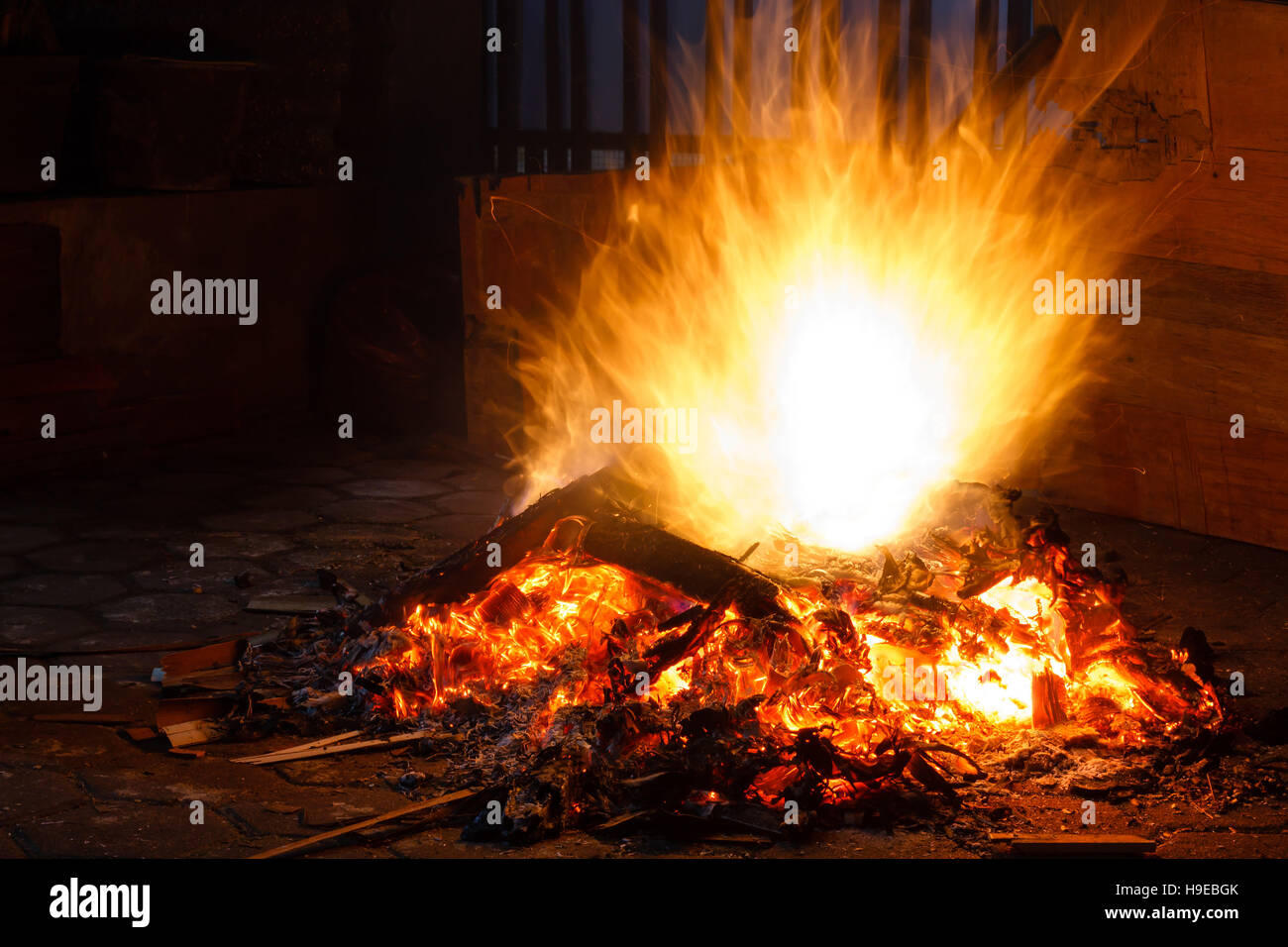 Pigs fire burning hi-res stock photography and images - Alamy ...