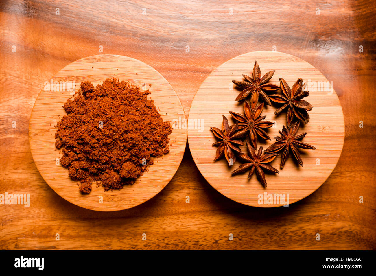 anise raw and in powder Stock Photo - Alamy