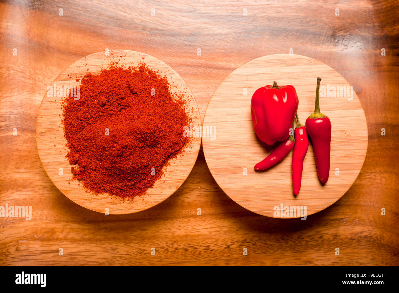 red paprika raw and in powder Stock Photo - Alamy