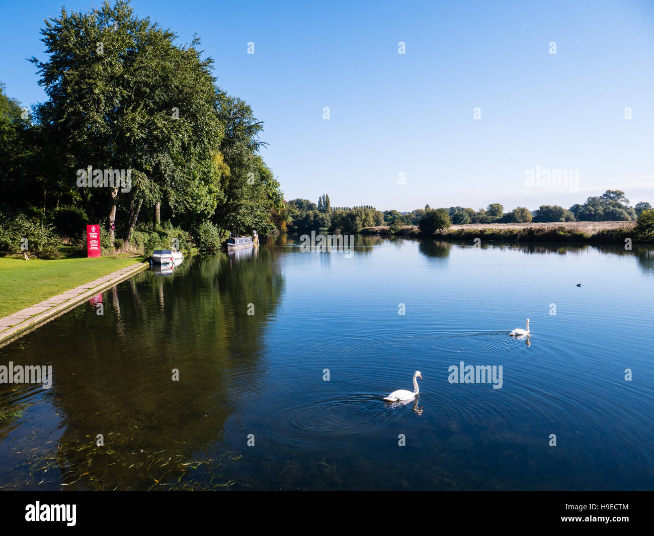 River Thames, and Thames Path, Shiplake Collage, Shiplake, nr Henley-on ...