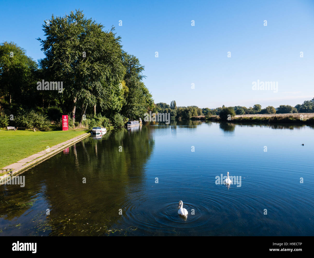 River Thames, and Thames Path, Shiplake Collage, Shiplake, nr Henley-on ...
