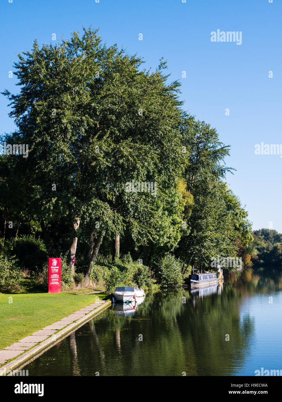 River Thames, and Thames Path, Shiplake Collage, Shiplake, nr Henley-on ...