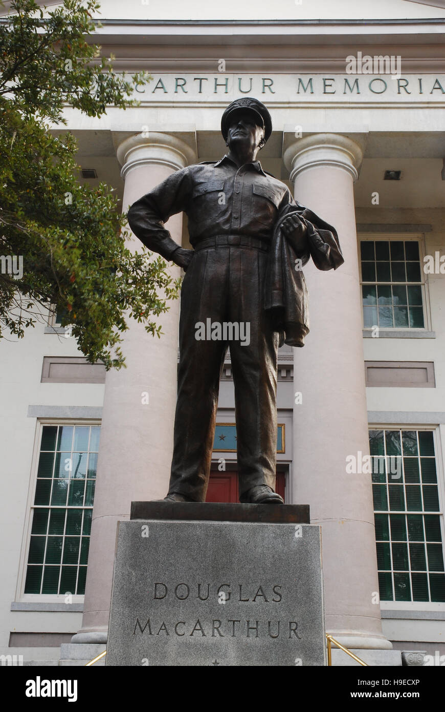 Memorial to us general douglas macarthur statue of the general hi-res ...