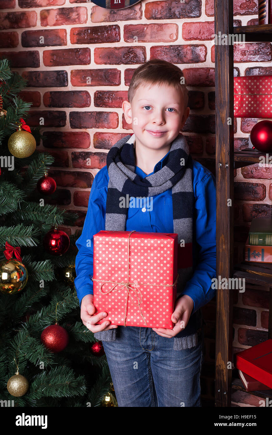 Boy near tree hi-res stock photography and images - Alamy