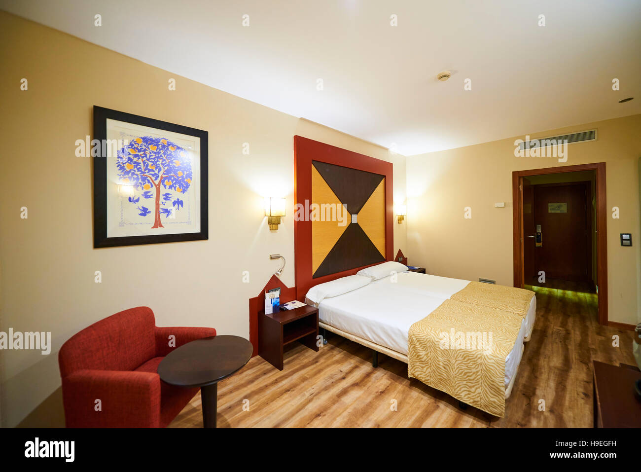 Hotel room with double bed Stock Photo - Alamy