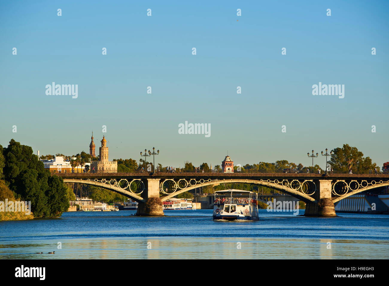 The triana bridge hi-res stock photography and images - Alamy