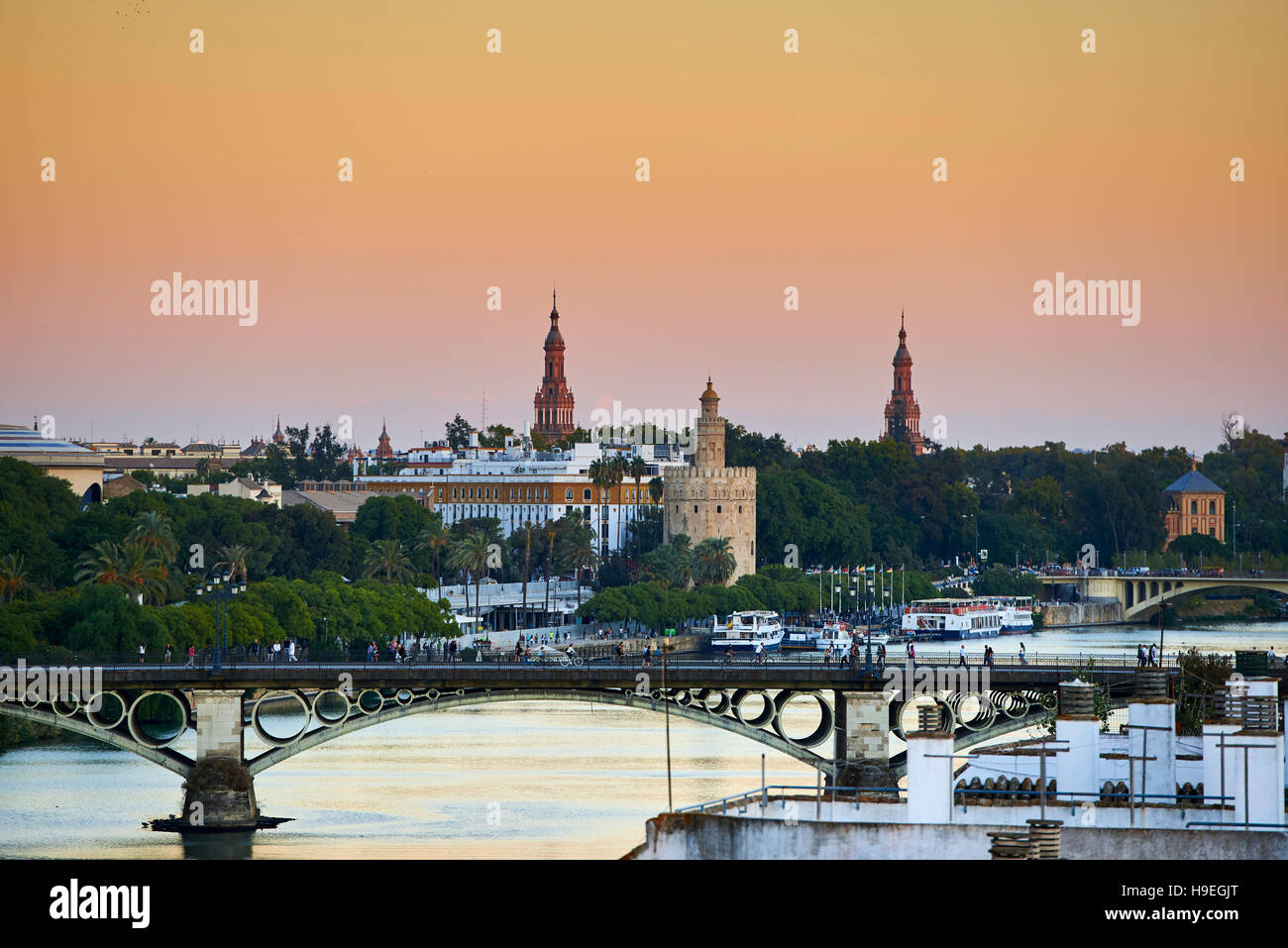 Gold tower bridge hi-res stock photography and images - Alamy