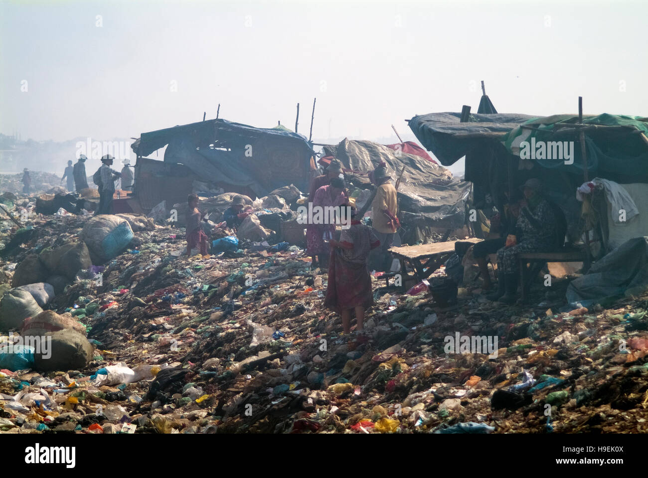 People's homes in the former Stung Meanchey garbage dump (nicknamed ...