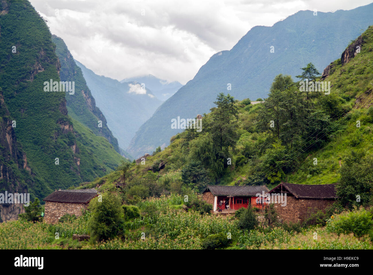 Clinging to sides hi-res stock photography and images - Alamy