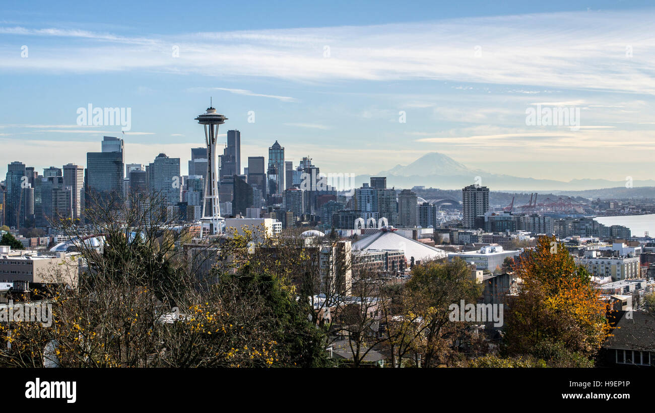 Seattle skyline mt rainier hi-res stock photography and images - Alamy