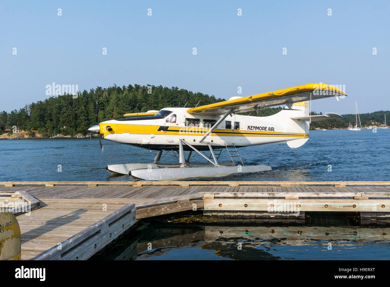 A De Havilland DHC-3 float plane of Kenmore Air approaching the jetty ...