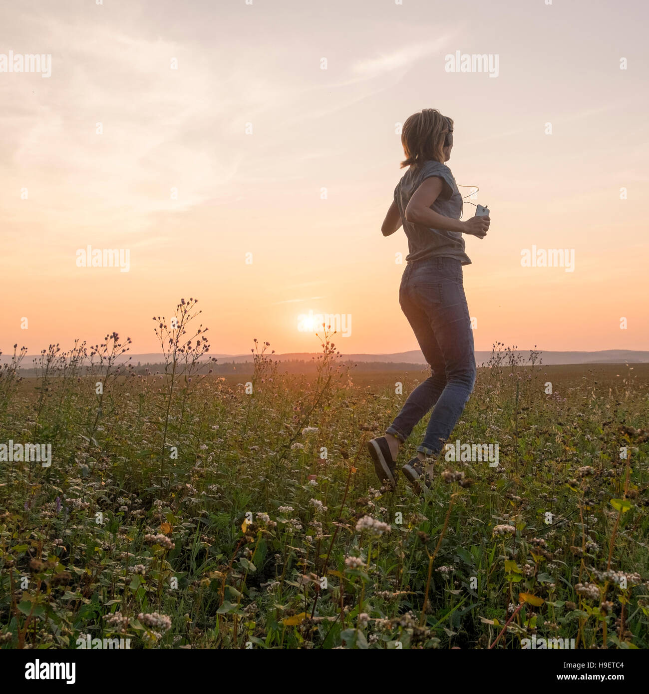 People dancing sunset hi-res stock photography and images - Alamy
