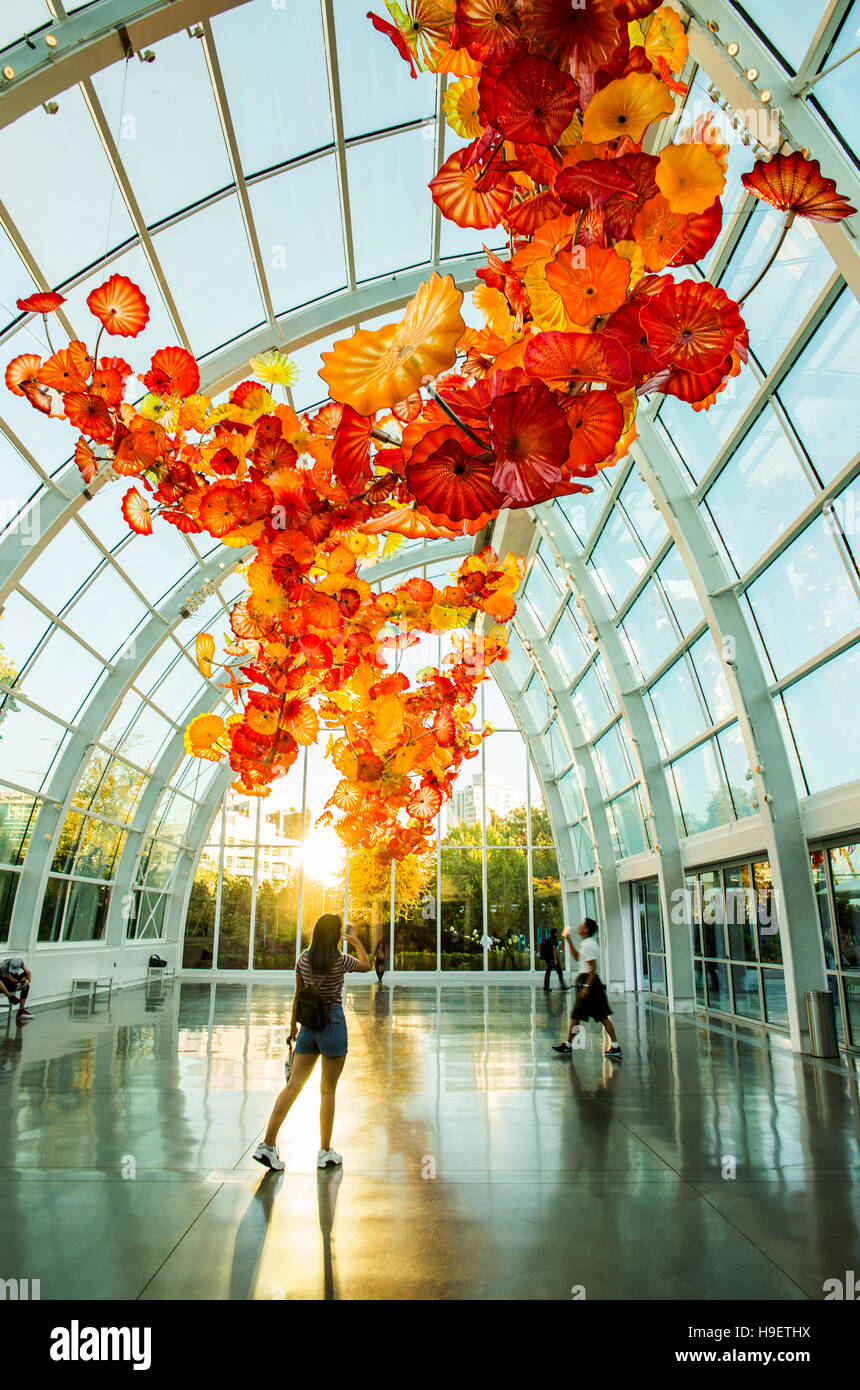 Man admiring sculpture hi-res stock photography and images - Alamy