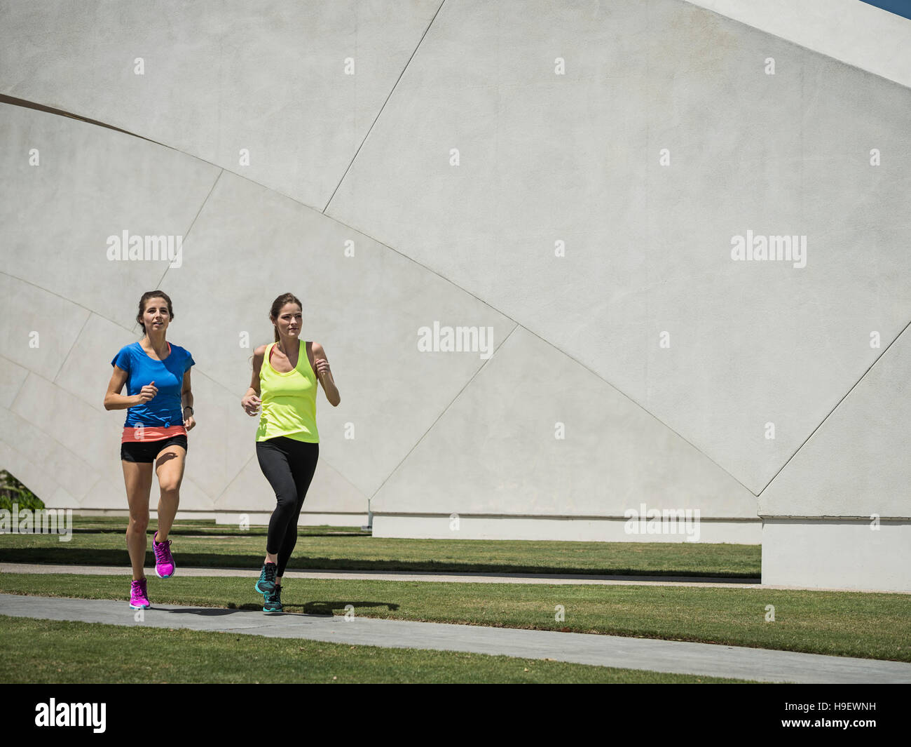 Running by architecture hi-res stock photography and images - Alamy