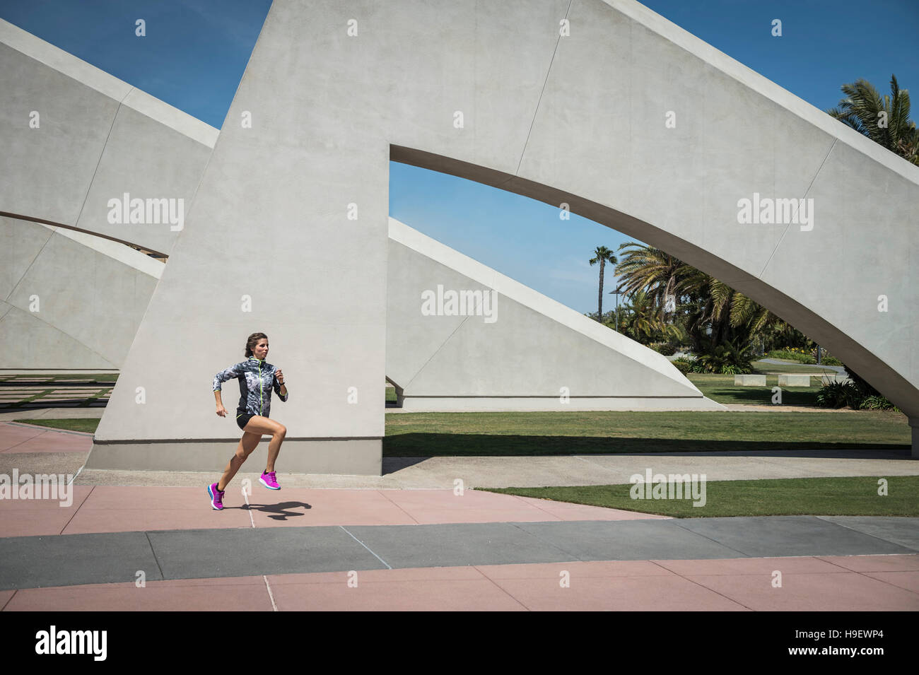 Running by architecture hi-res stock photography and images - Alamy