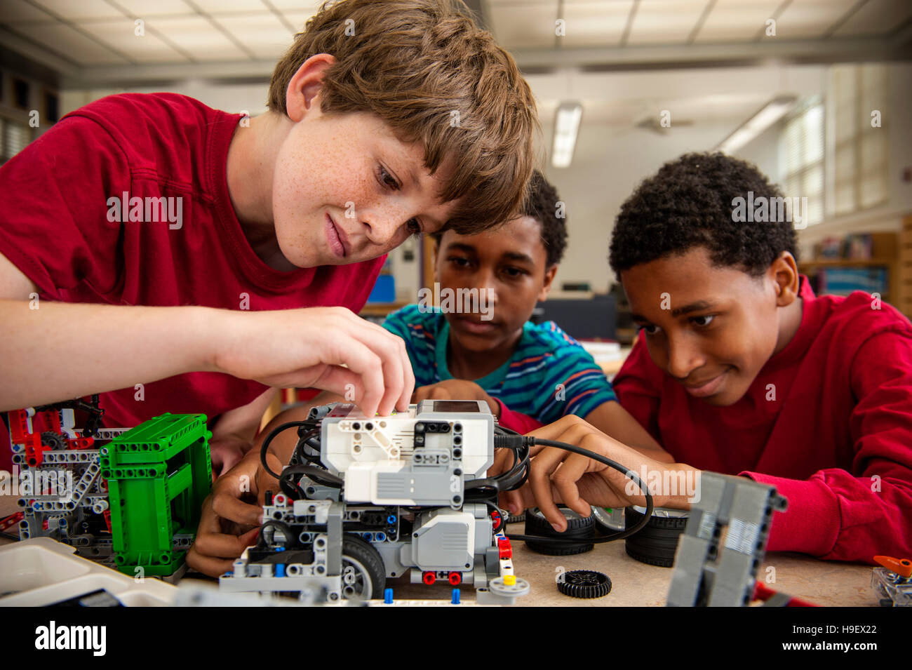 Assembling knowledge hi-res stock photography and images - Alamy