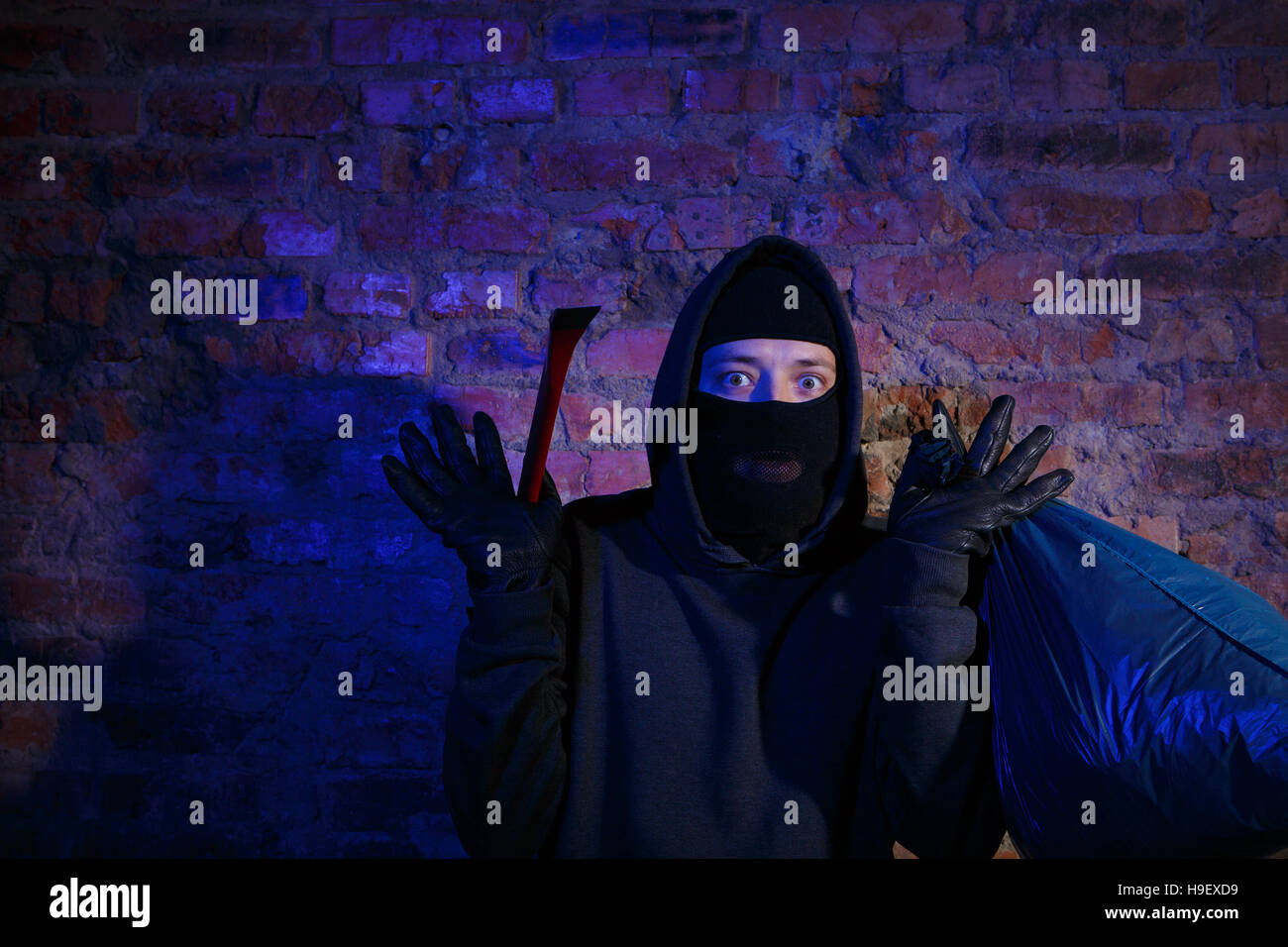 Scary man front door hi-res stock photography and images - Alamy